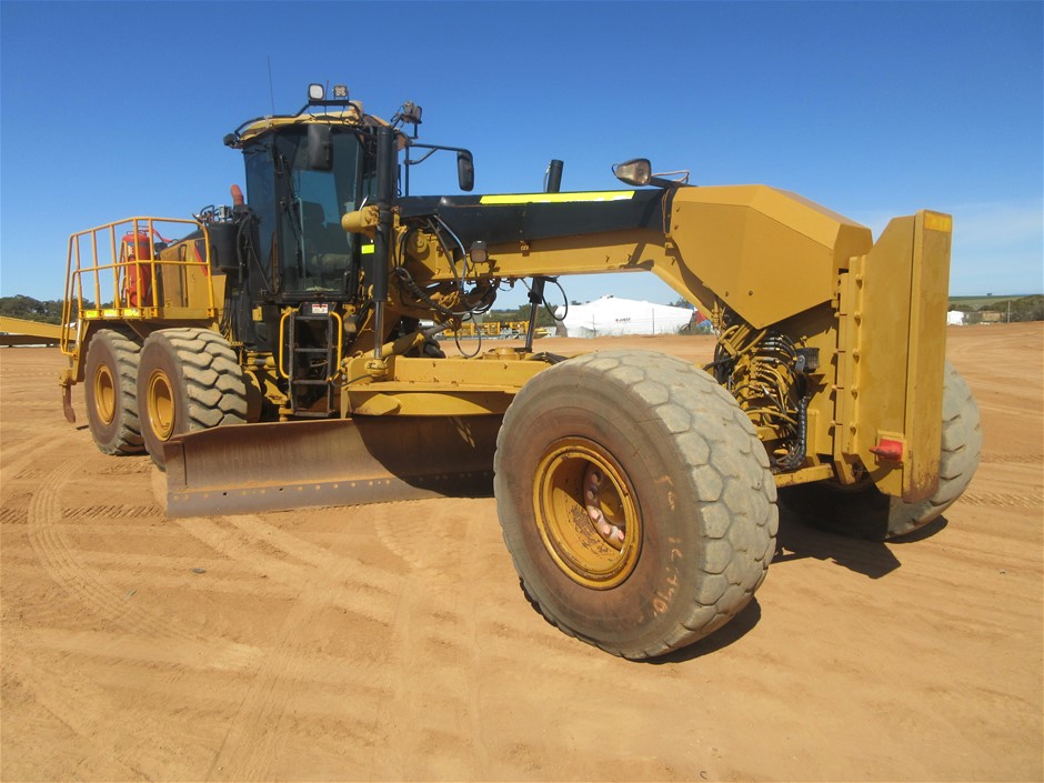 2009 Caterpillar 16M Motor Grader with Blade and Multi Tyne Ripper ...