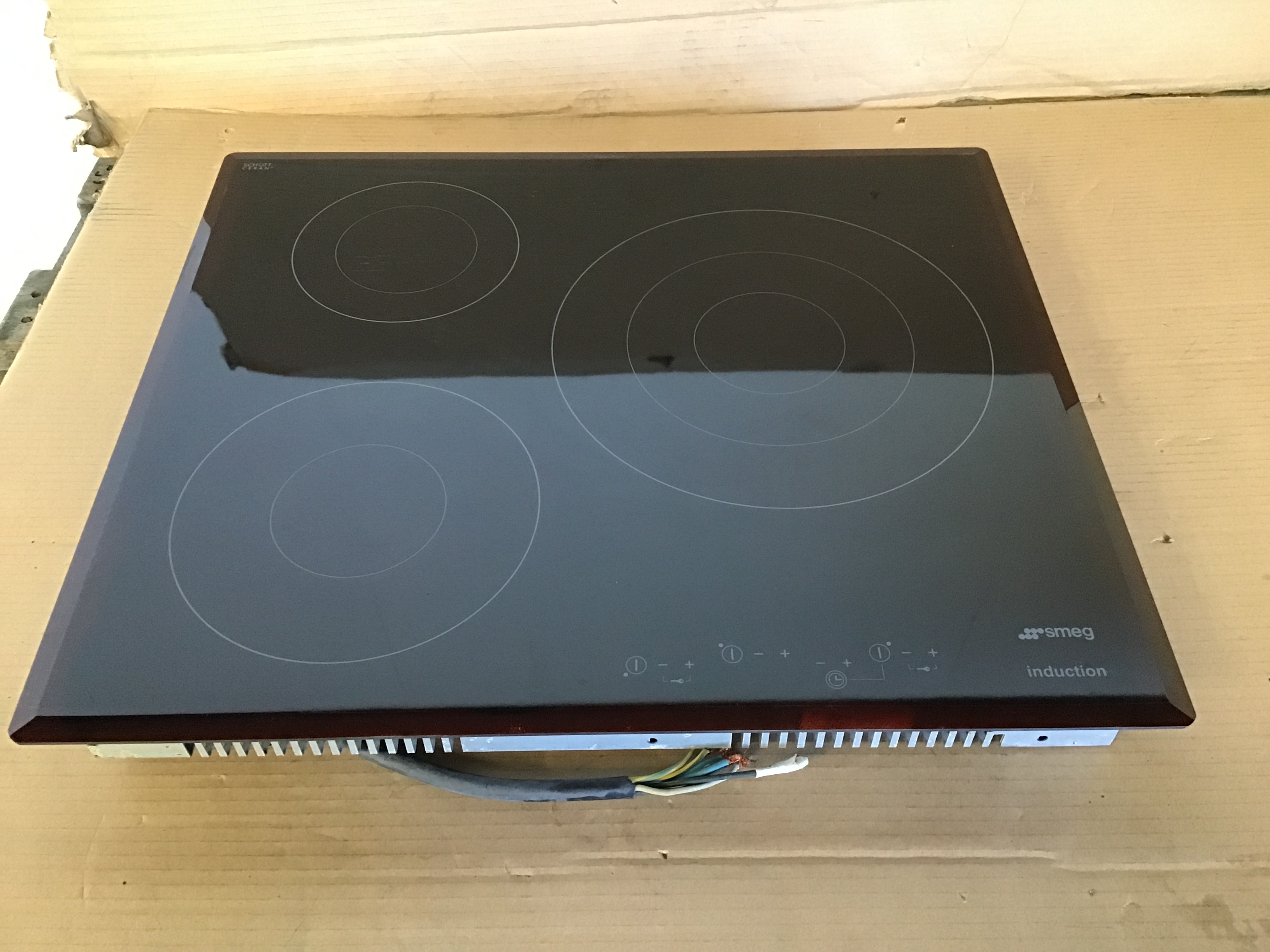 Smeg 3 Plate Glass Cooktop Auction (0045-7033324) | Grays Australia