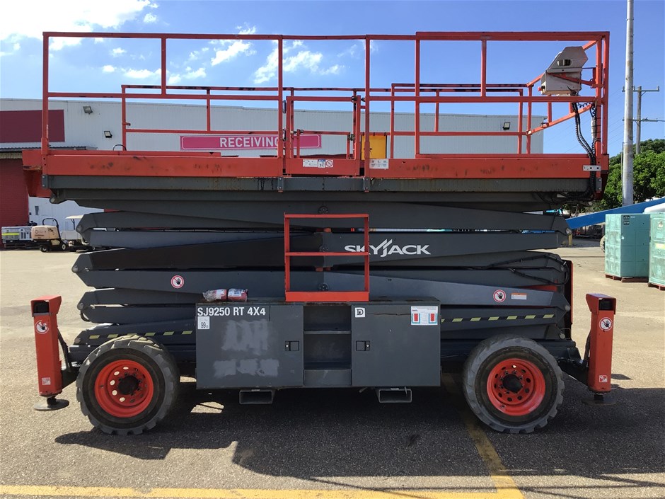 2015 SkyJack SJ9250 RT 4x4 Scissor Lift Auction (0001-7038527) | Grays ...