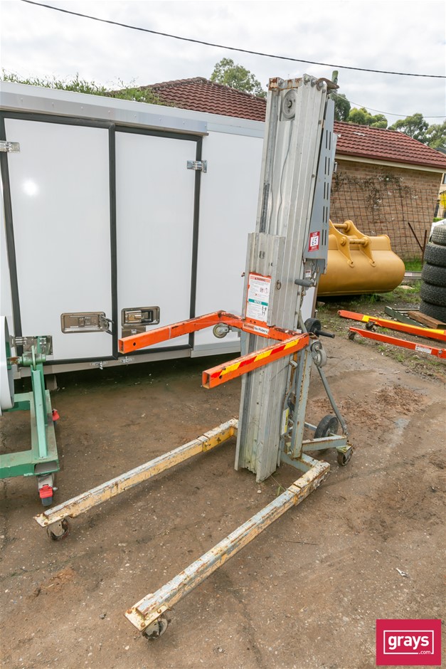 Genie SLC - 18 Mobile Manual Panel Lifter Auction (0065-5048550 ...