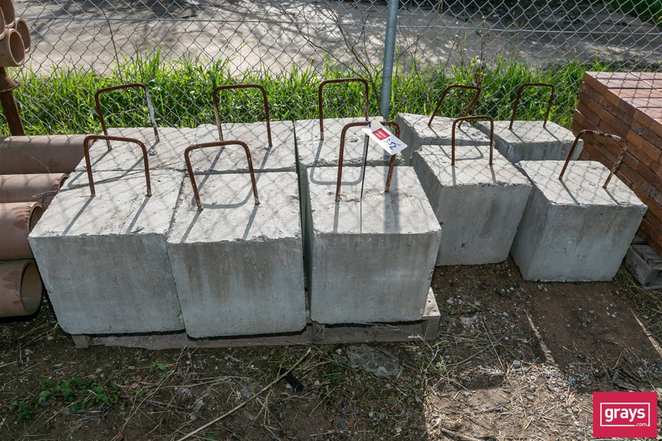 10x Concrete Block with top Lifting Lugs Auction (0352-5049657) | Grays ...