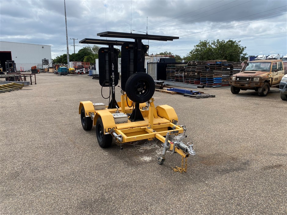 2 x Connected GIGA Traffic Light Trailers Auction (0001-7041092 ...