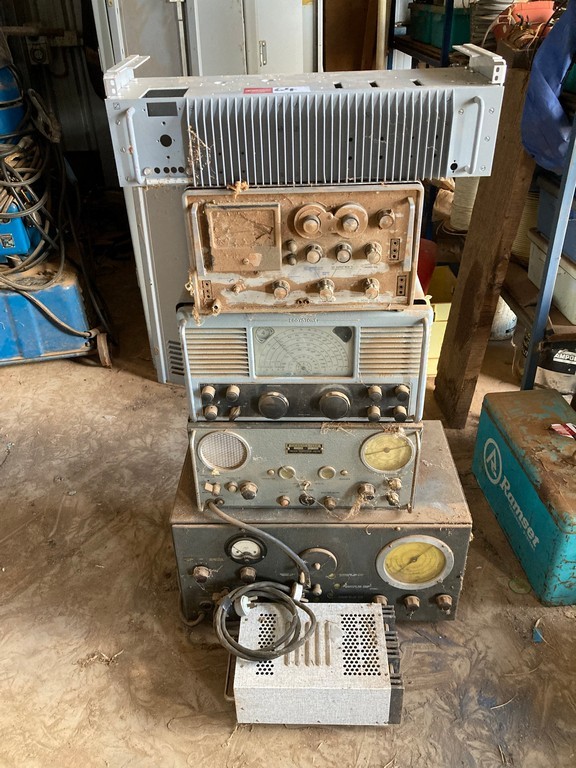 Bulk Qty of Vintage Resistor Radios and Components Auction (0062 ...
