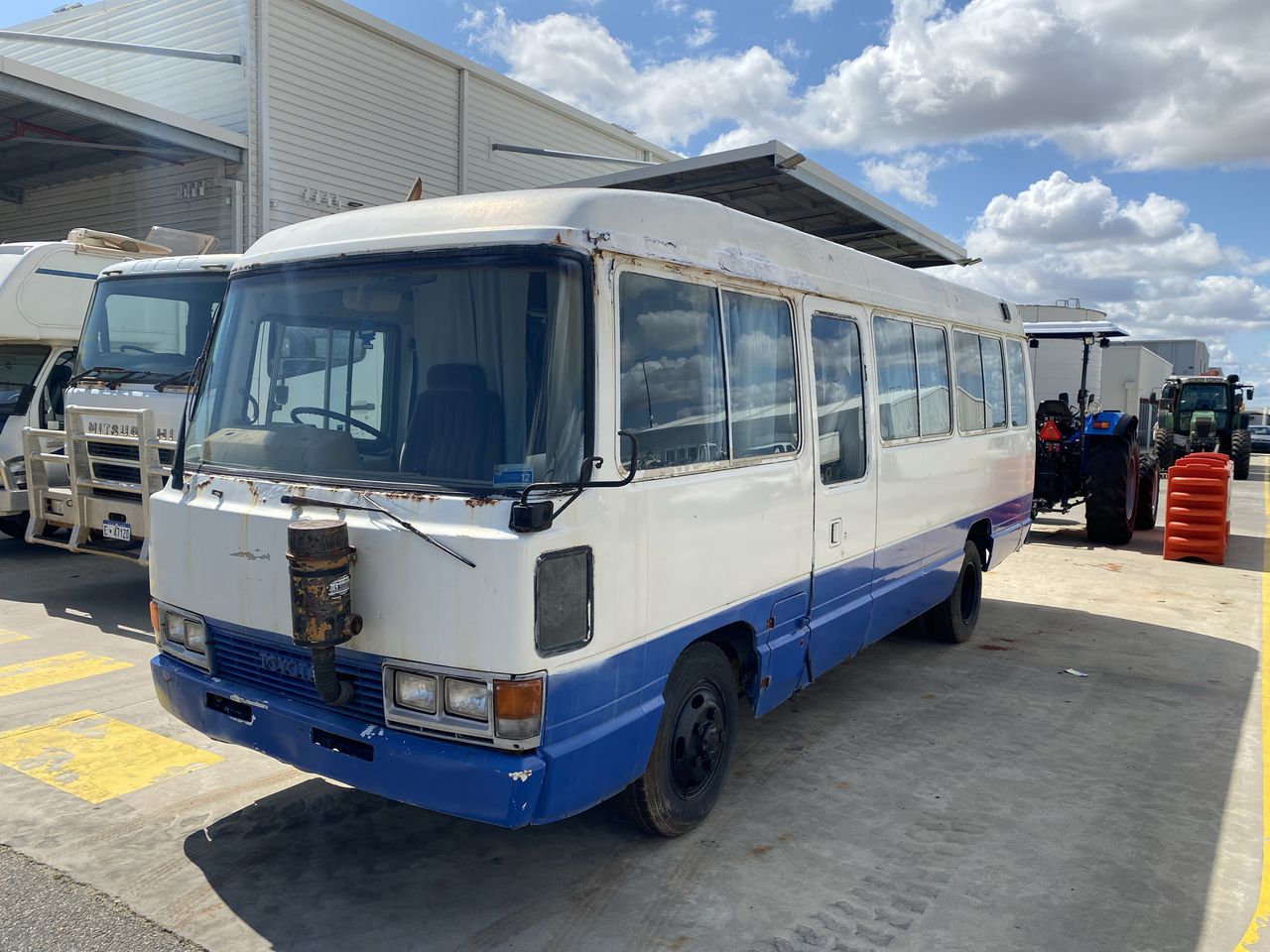 1990 TOYOTA COASTER CAMPER MANUAL BUS Auction (0001-9034942) | Grays ...