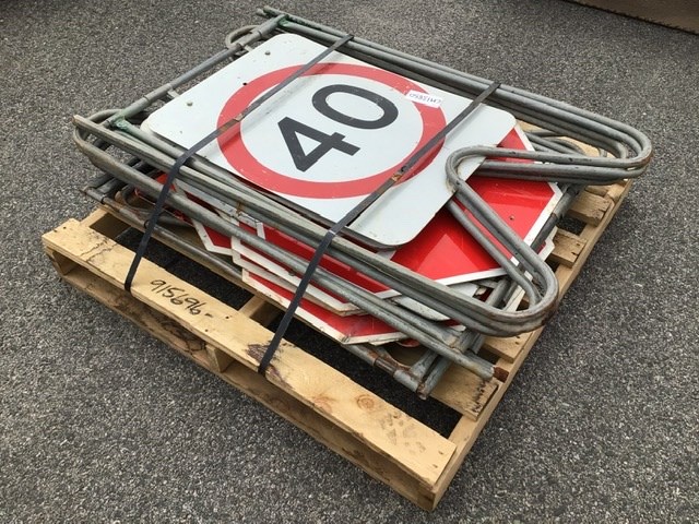 5 x “À” Frame Traffic Signs Auction (0114-9034848) | Grays Australia