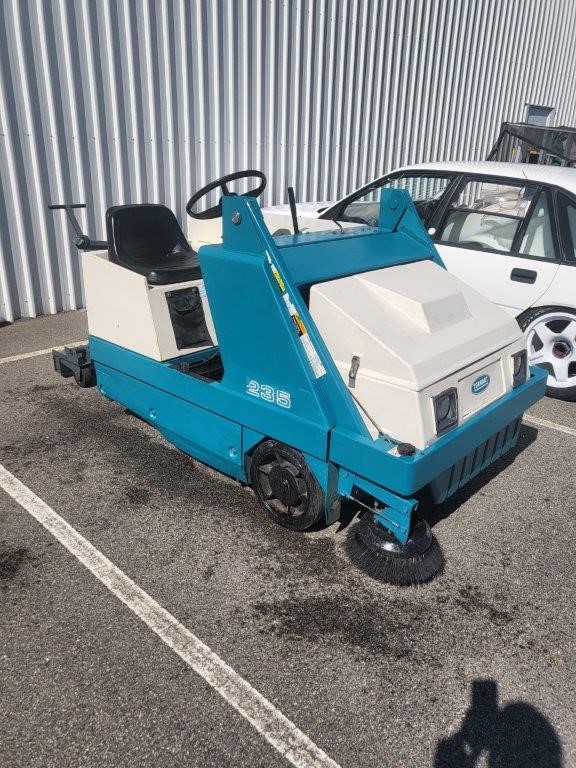 Tennant 235 Ride On Floor Sweeper Auction (0016-9035878) | Grays Australia