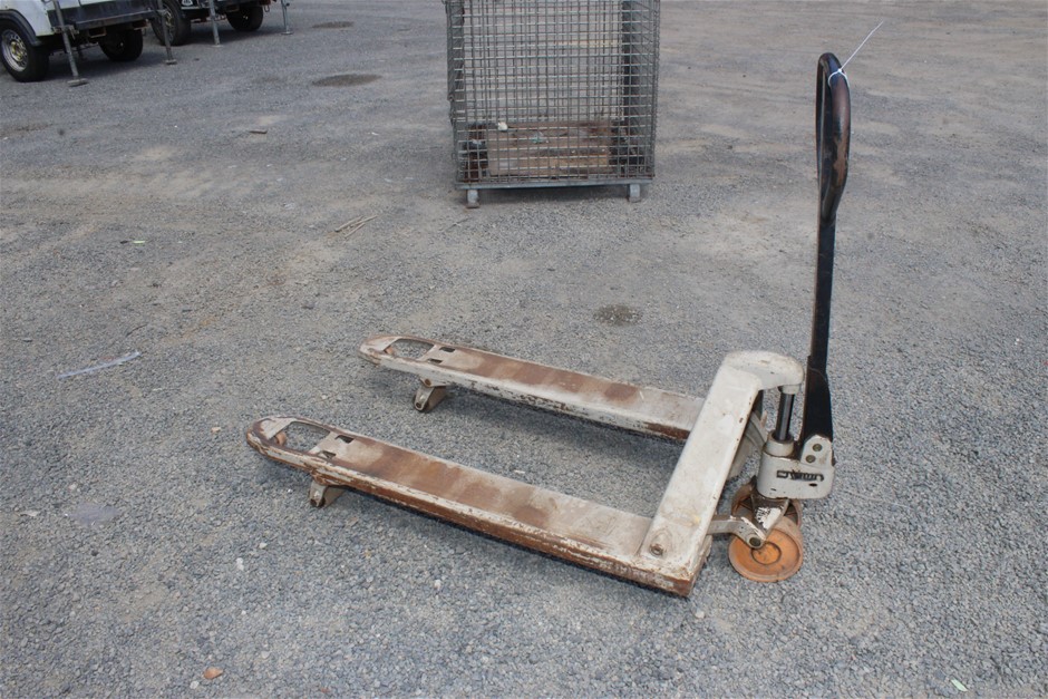 Crown PTH50-2745SN Manual Hydraulic Pallet Truck Auction (0052-5050888 ...