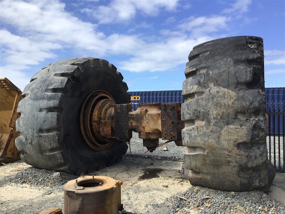 2000 Caterpillar 994 Wheel Loader Front Axle and Wheel Hubs Auction ...