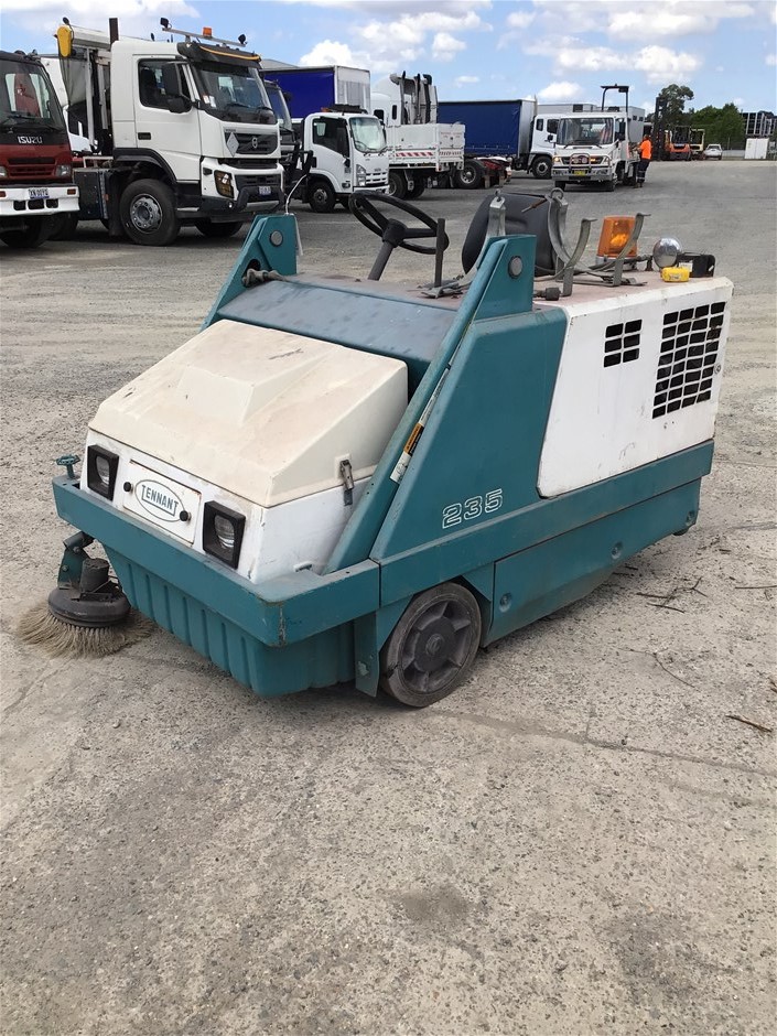 Tenant 235 Ride on Gas Floor Sweeper. Auction (0012-5050897) | Grays ...
