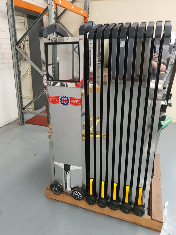 Hong Men Expandable Mobile Gates x 2 Auction (0005-3023802) | Grays ...