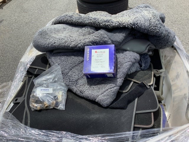 IBC Of Assorted Truck Sundries Auction (0028-9037057) | Grays Australia