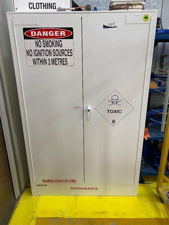 Storemaster Flammable Goods Storage Cabinet, 350Ltr (Locked, key ...