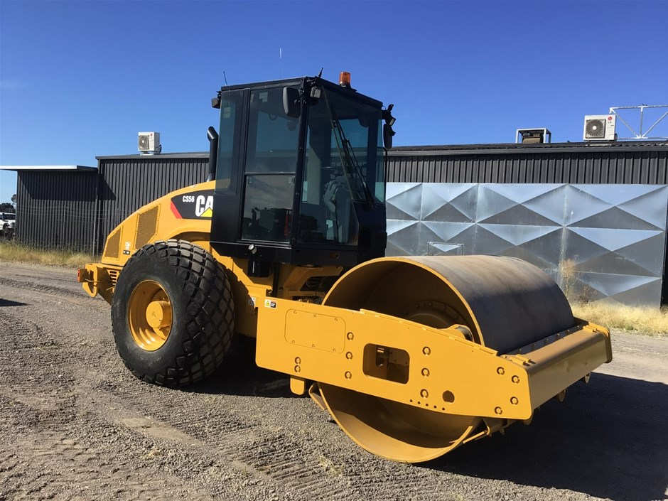 Caterpillar CS56 Smooth Drum Roller Auction (0006-3024349) | Grays ...
