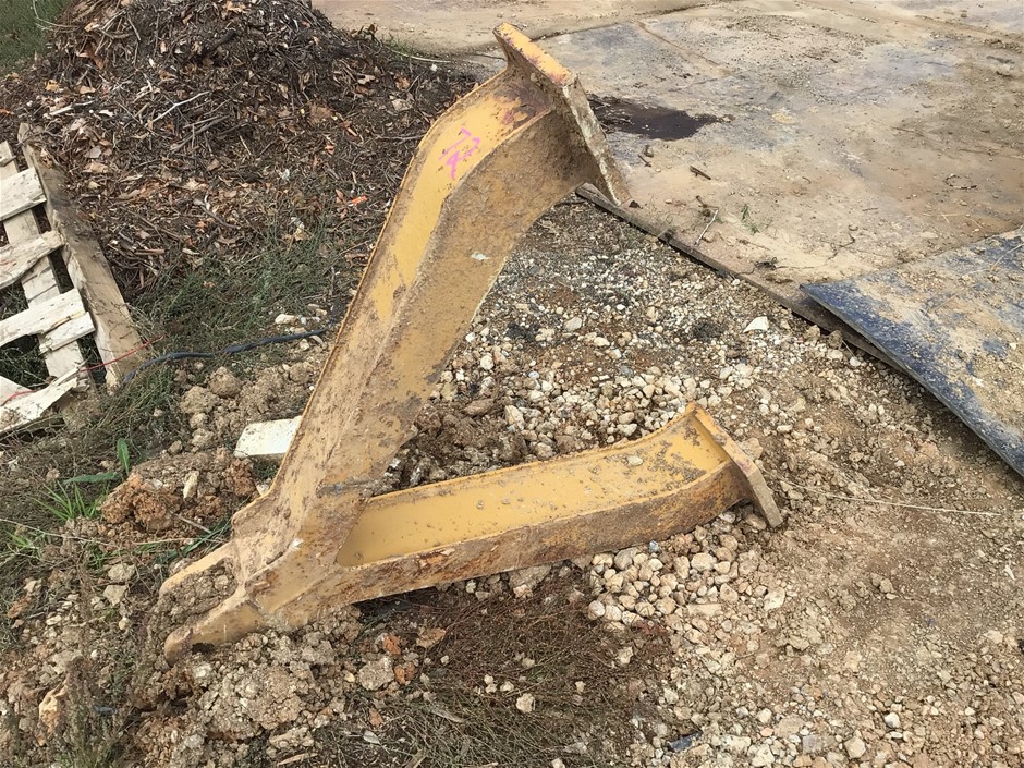 CAT-D6 Tow Bar from a D6 Dozer Auction (0048-3025019) | Grays Australia