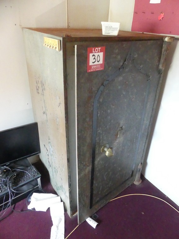 Milners Safe Powder proof solid lock Safe Auction (0030-5052670 ...