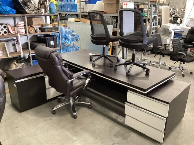 Executive Desk With LHS Return, Executive Chair And 2 Swivel Chairs ...