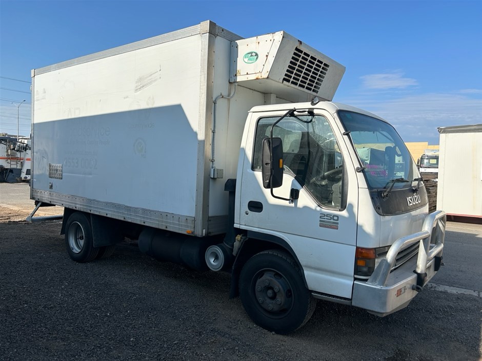 2005 Isuzu NPR 250 Medium (4 x 2) Refrigerated Body Truck Auction (0001 ...