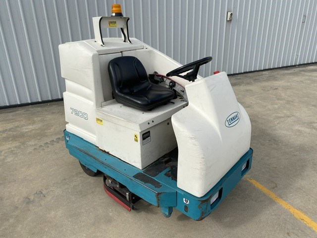 Tennant 7200 Electric Ride On Floor Scrubber Auction (0001-8017864 ...