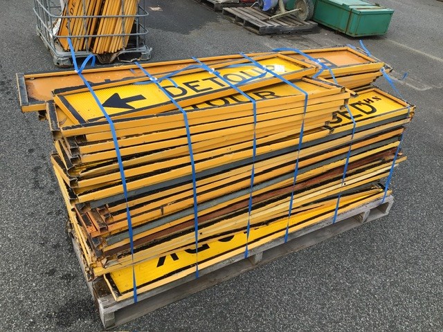 Quantity of Assorted Traffic Safety Signs Auction (0037-9045092 ...
