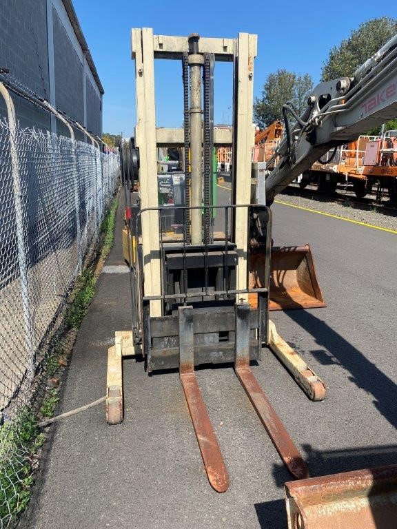 CROWN 30WRT Walk Behind Pedestrian Reach Truck Auction (0010-5054213 ...