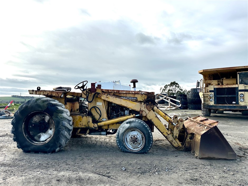 Qty of 2 x Tractors - International 3616 Tractor & Vintage Tractor ...