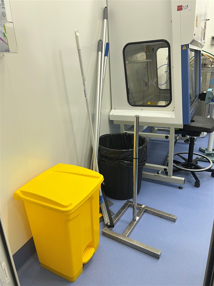 H-Frame stand and cleaning equipment Auction (0465-7047503) | Grays ...