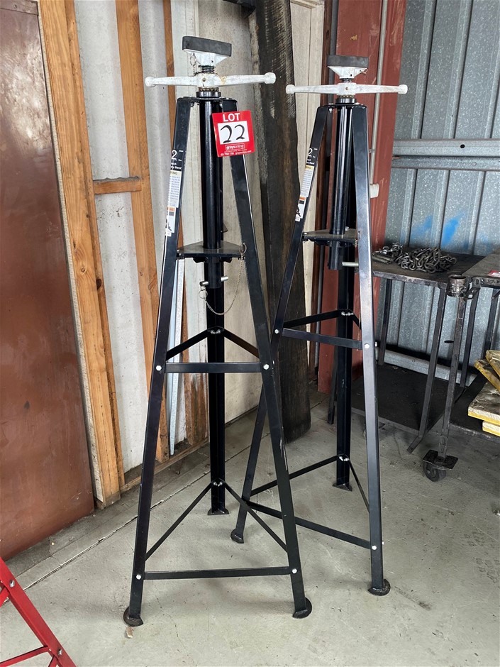 Pair of Omega 2T tripod style jacks Auction (0022-7048152) | Grays ...