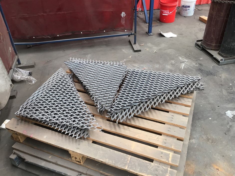 1 x Pallet Triangular Metal Mesh Auction (0112-3027420) | Grays Australia