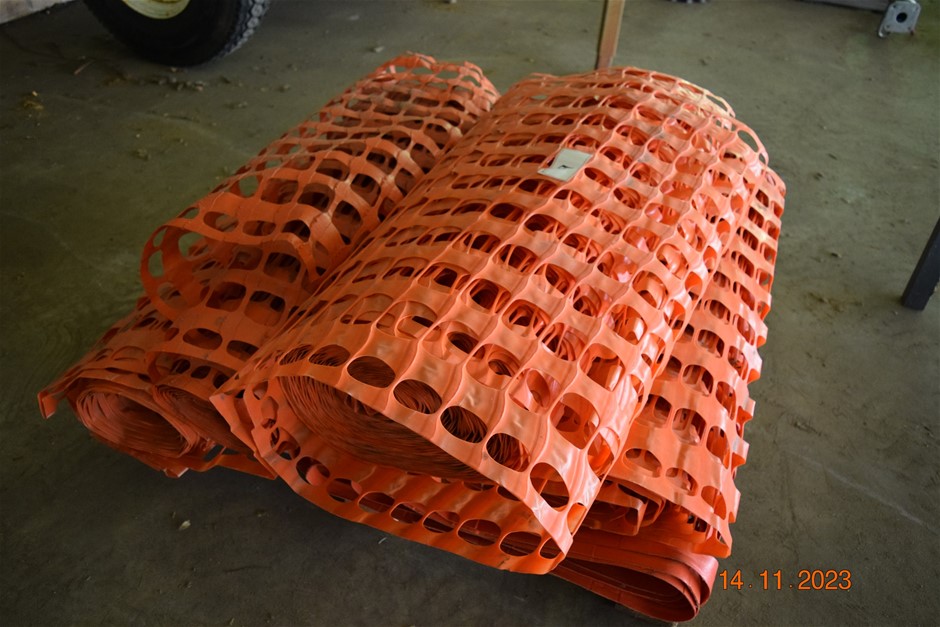Lot Of 4 Assorted Lengths Of 900mm High Plastic Hi Viz Safety Barrier ...
