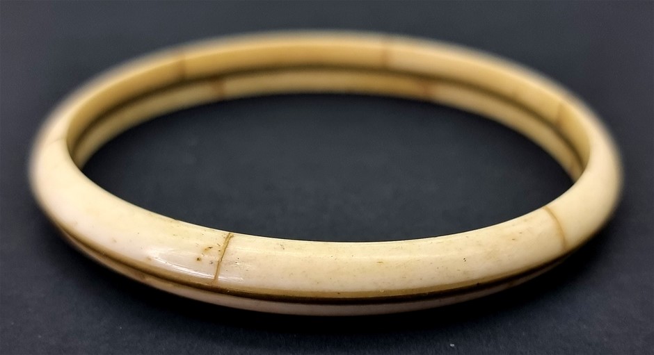 AN ANTIQUE YELLOW GOLD AND IVORY BANGLE Auction (0014-2556826) | Grays ...