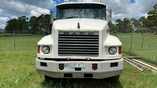 2002 Mack Metro-Liner 6 x 2 Cab Chassis Truck Auction (0001-7049027 ...