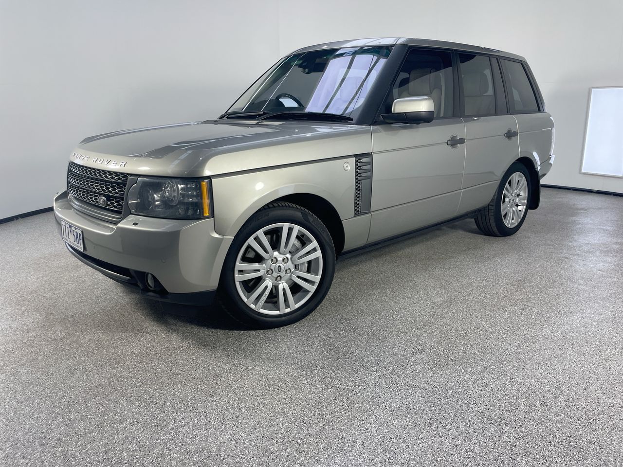 Land Rover Range Rover Vogue TDV8 Luxury Turbo Diesel AT - 8 Speed ...