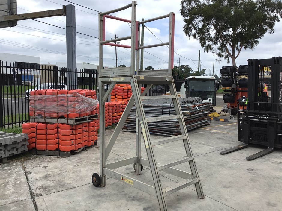 Used Safesmart Aluminium Platform Ladder Auction (0021-5055613) | Grays ...