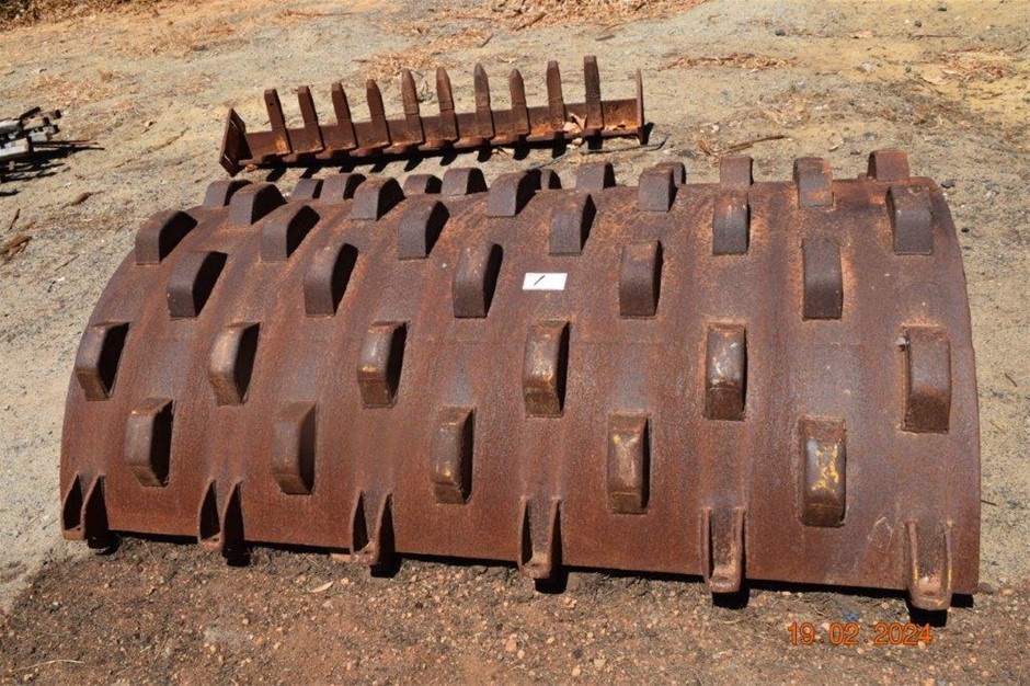 Set of Vibrating Road Roller Padfoot Shells with Scraper Bar Auction ...