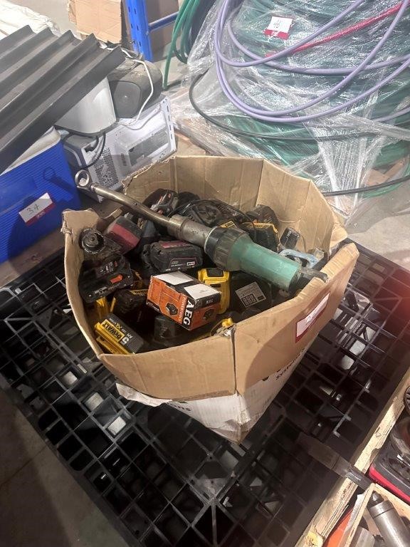 Box of Assorted Power Tool Batteries Auction (0026-3028278) | Grays ...