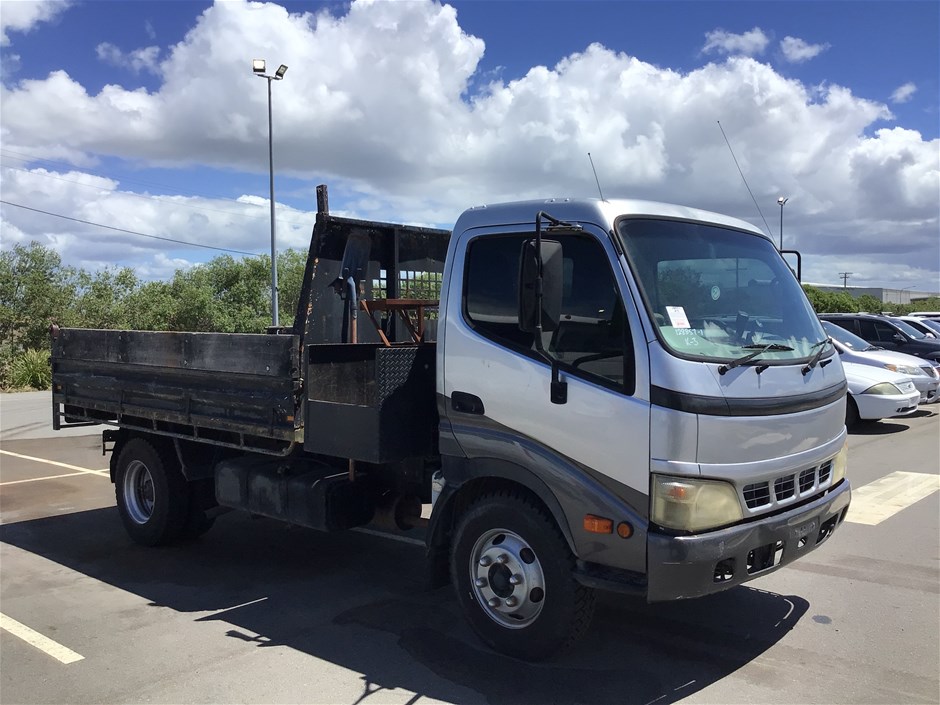 2005 Hino Dutro 4 x 2 Tipper Truck Auction (0001-7050306) | Grays Australia