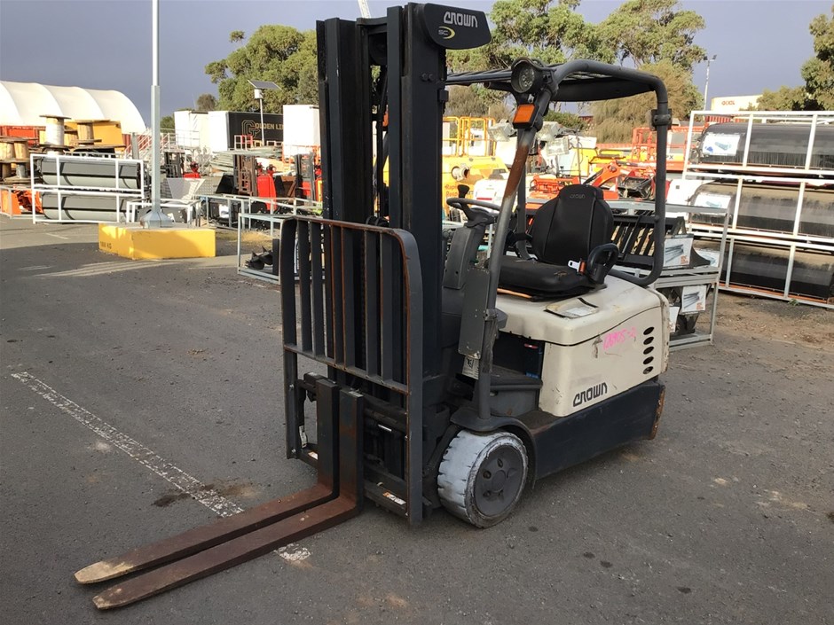 Crown S2000 3 Wheel Counterbalance Forklift Auction (0001-3028846 ...