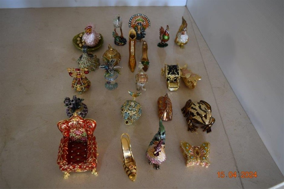 Lot of 22 Assorted Ornamental Decorative trinkets Auction (0036-9050225 ...