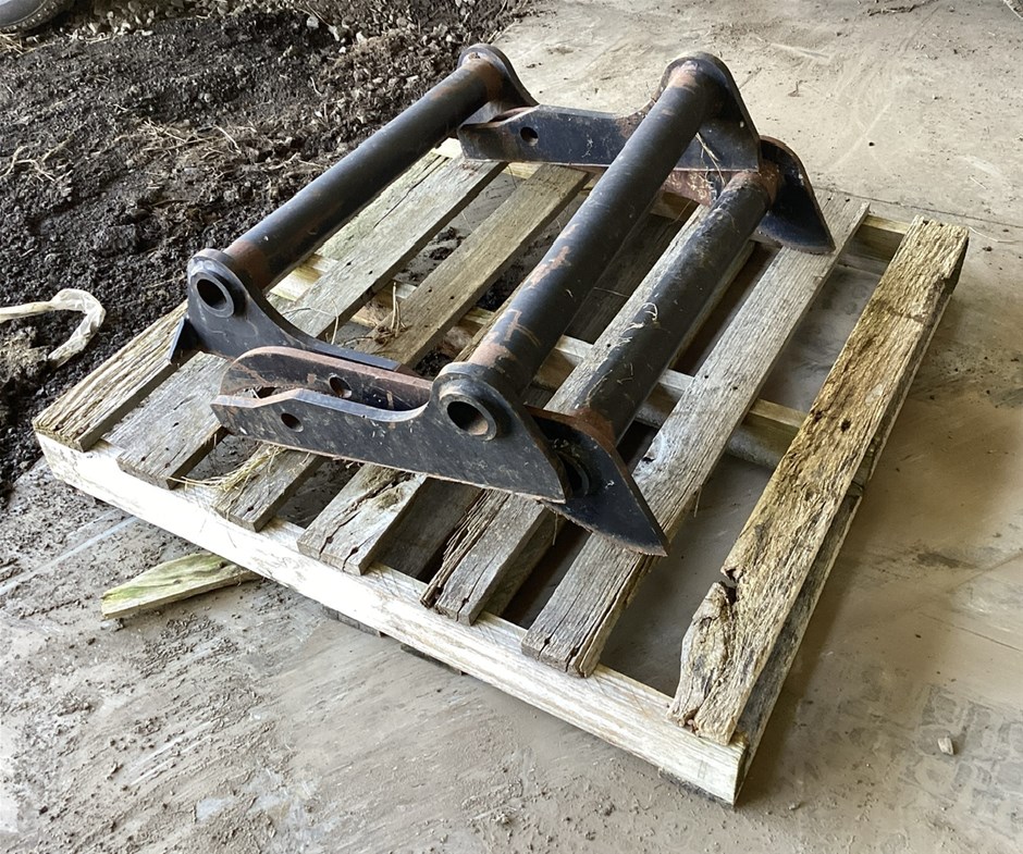 Manitou Hitch Mounts Auction (0062-3029229) | Grays Australia