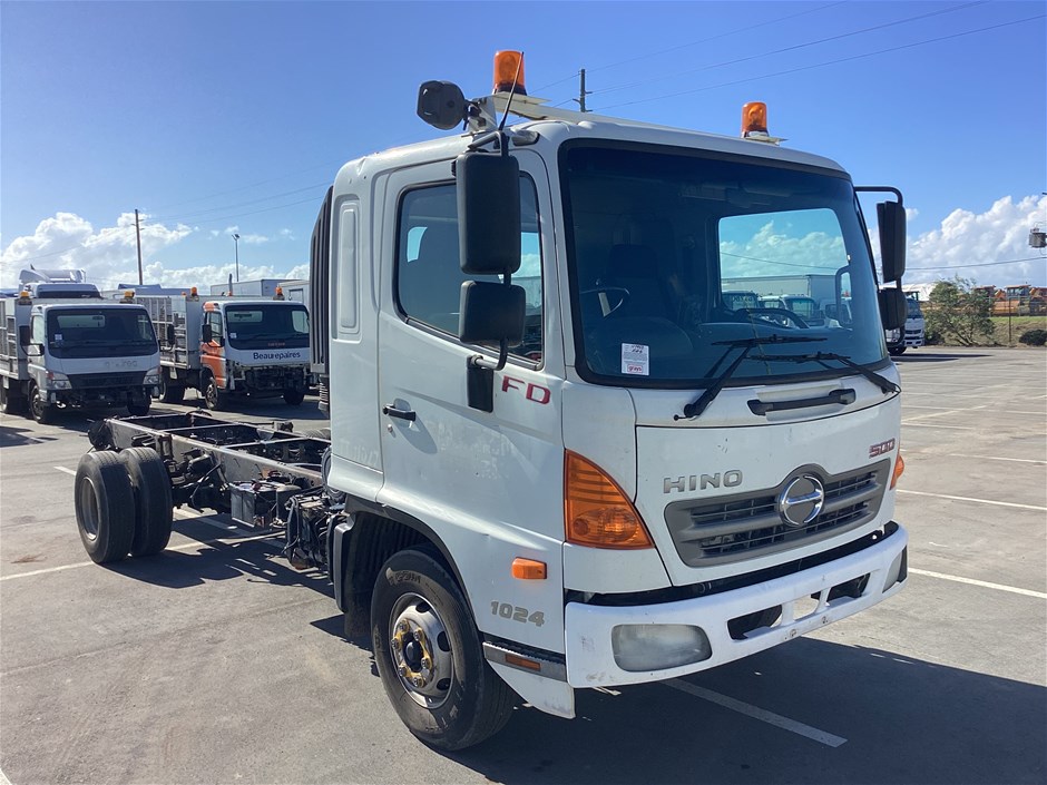 2010 HINO 500 FD 1024 4 x 2 Cab Chassis Truck Auction (0001-7051594 ...