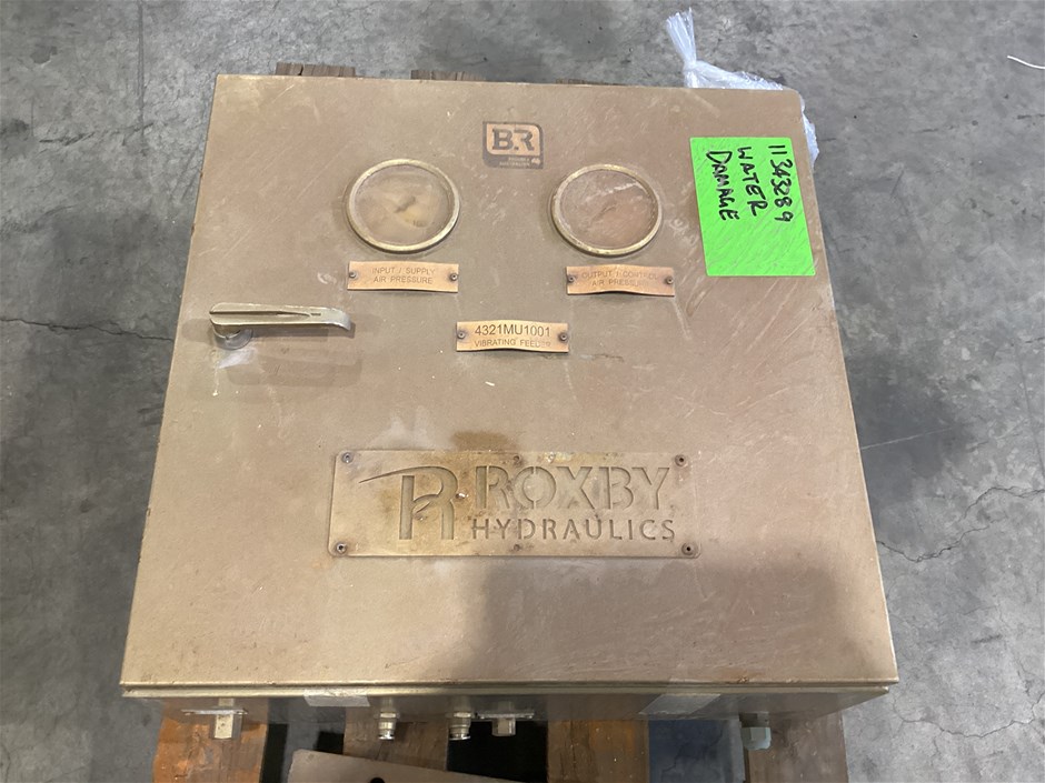 Hydraulic Control Box And Steel Plate Auction (0088-8018789) | Grays ...