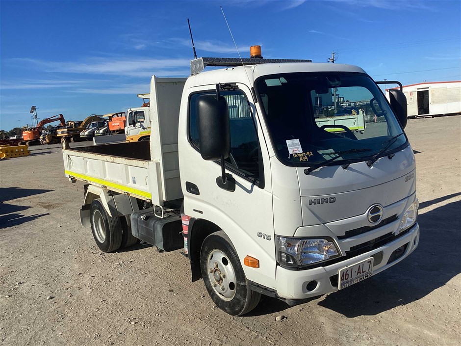 2020 Hino 616 300 4 x 2 Tipper Truck Auction (0001-7052114) | Grays Australia