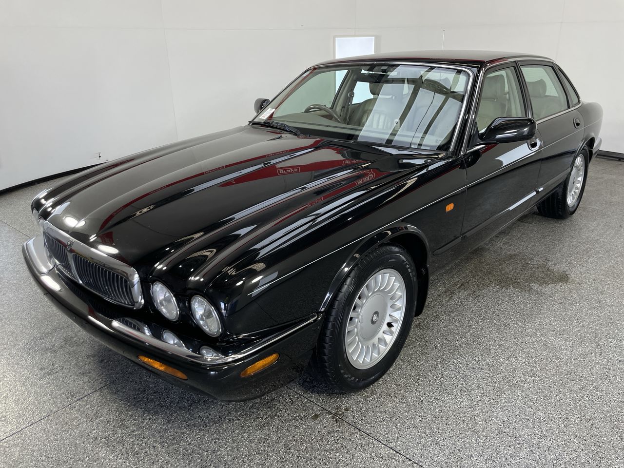 Jaguar XJ8 3.2 X300 Automatic Sedan Auction (0001-50709410) | Grays ...