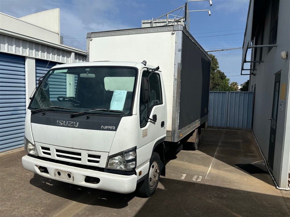2006 Isuzu NPR 200 RWD Pantech Truck Auction (0001-8019517) | Grays ...