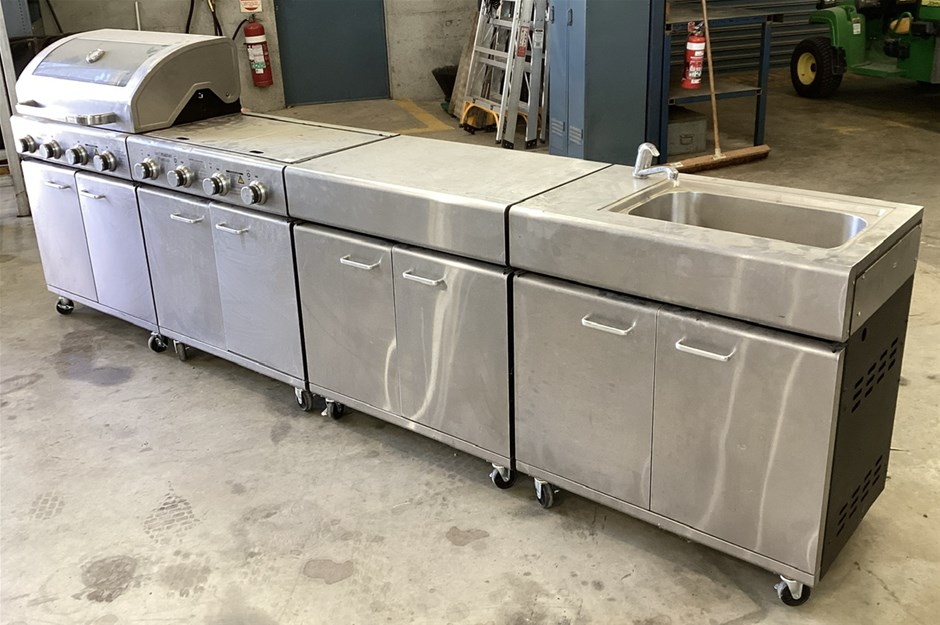 BEEFMASTER Premium 4-Piece Outdoor BBQ Kitchen Auction (0019-3031218 ...