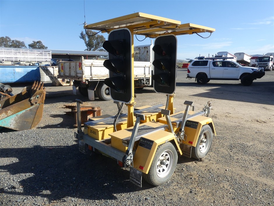 2017 BARTCO T/L Split Traffic Light Signal Trailer Auction (0051 ...