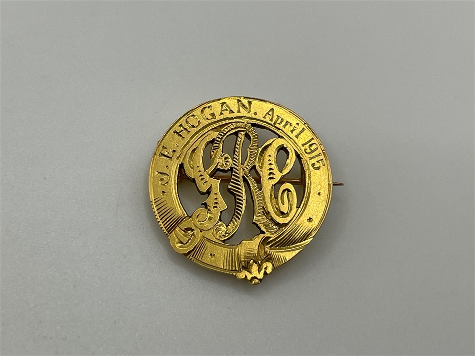 1915 'R' 15Ct Gold badge, hallmark, to J.E.Hogan. Approx. 3.8gm Auction ...