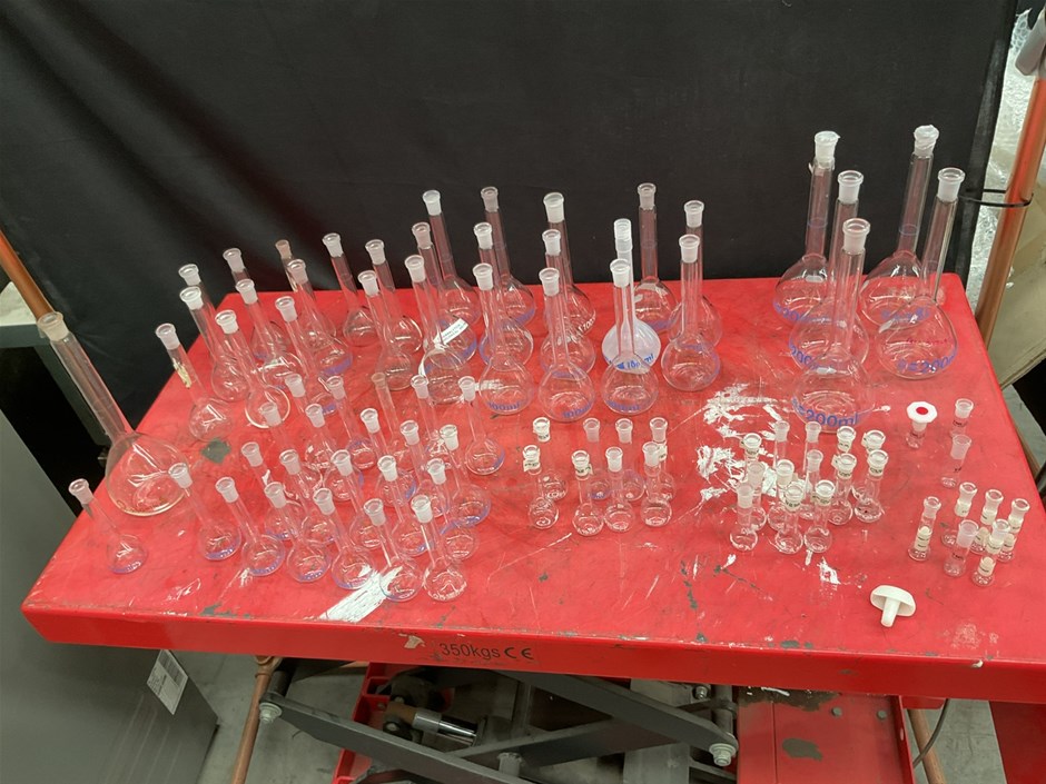 Quantity of Assorted Volumetric Flasks Auction (0055-3033050) | Grays ...