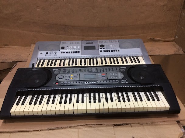 Alpha JK-81-BK/Yamaha Electronic Piano Keyboards (Lot of 2) Auction ...