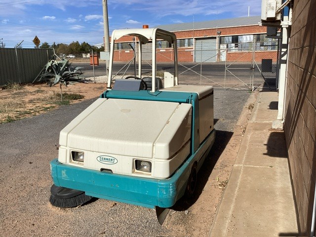 Tenant 6550 Ride On Electric Sweeper Auction (0130-3033596) | Grays ...